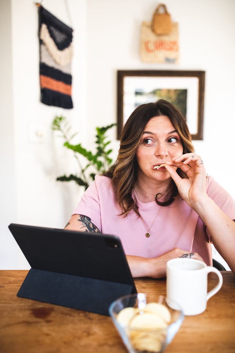 Person eating while working remote – pre&ent